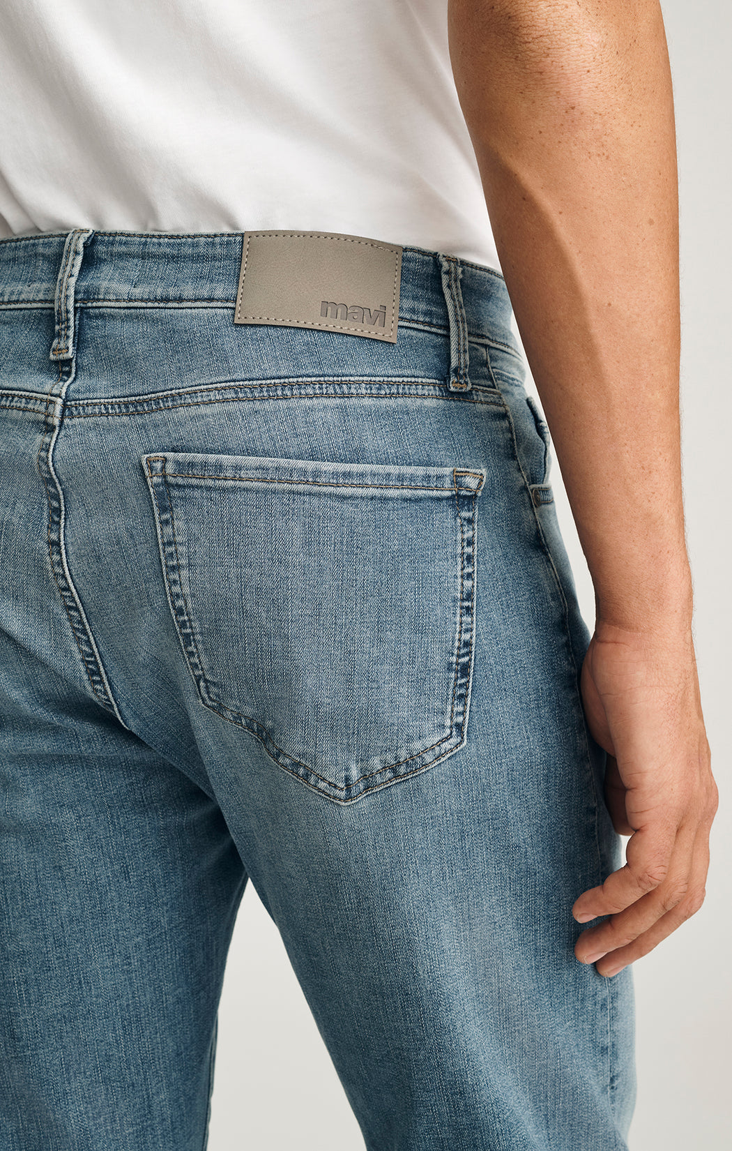 Mavi Men's Zach Straight Leg In Light Brushed Organic Vintage – Mavi Jeans